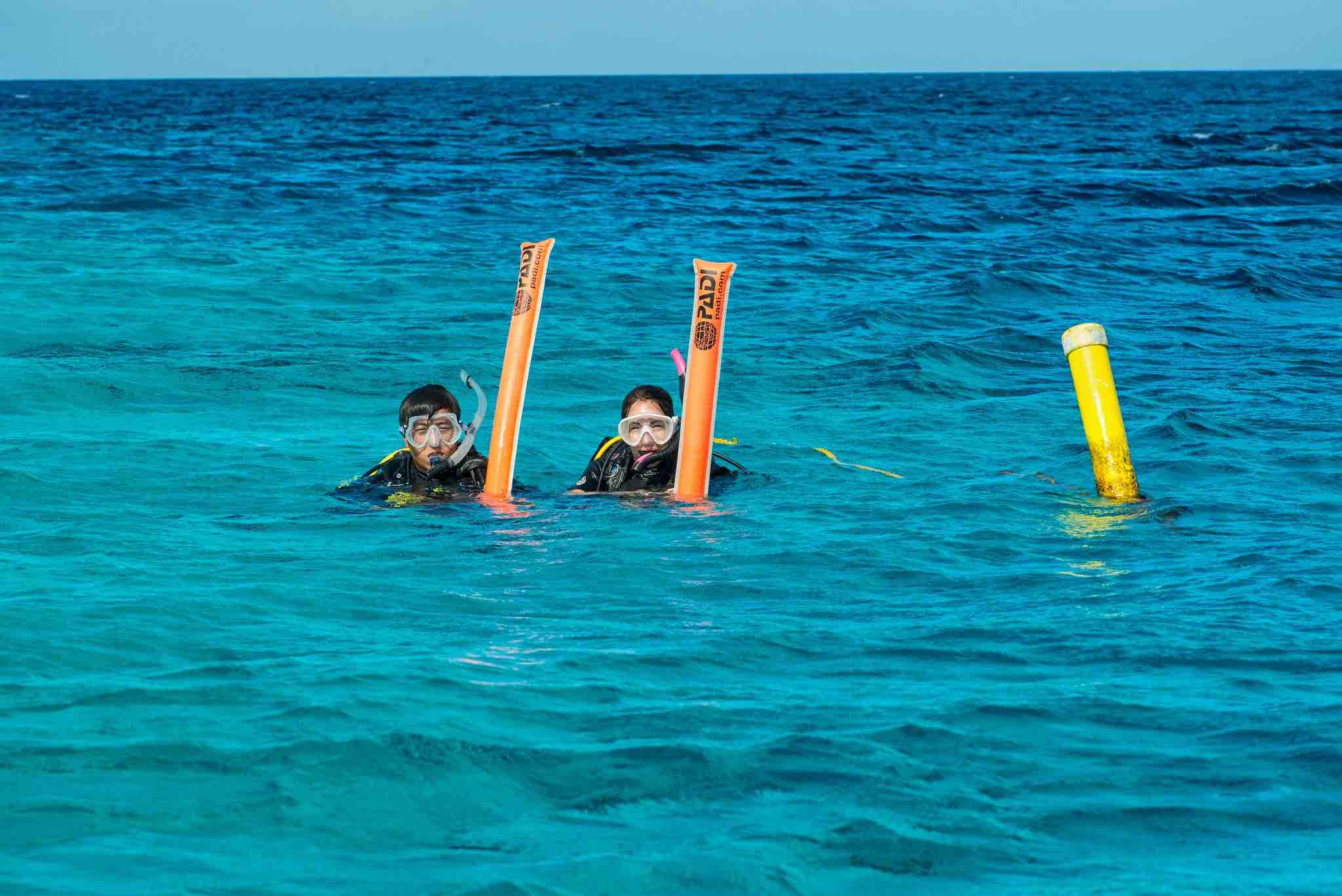 Erlerne das Schießen einer Oberflächenmarkierungsboje aus einer Tiefe ...